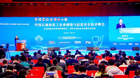 中国石油logo设计含义：标识色泽为红色和黄色，取中国国旗基本色并体现石油和天然气的行业特点。空灵logo设计公司