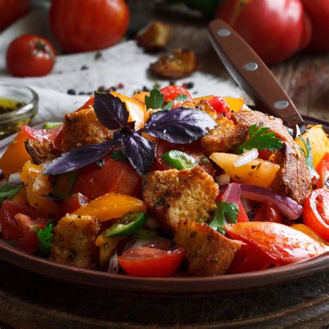 Panzanella Estivale à La Pastèque Aux Olives Et Câpres