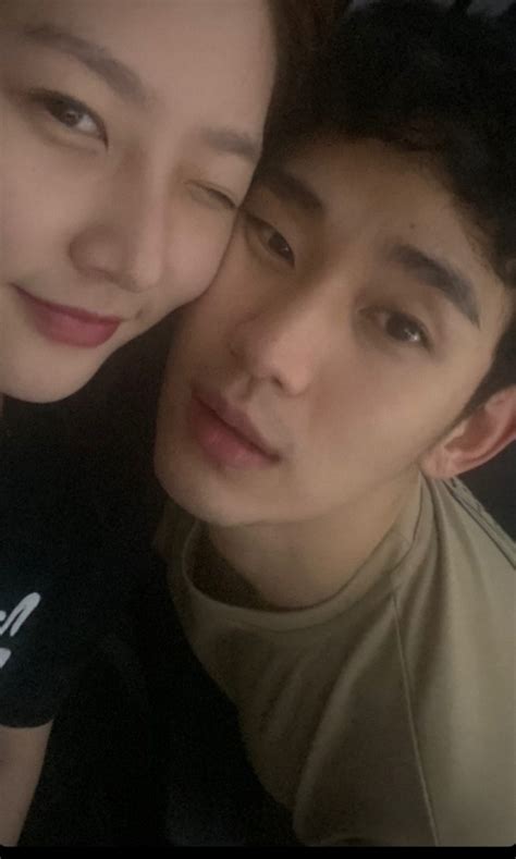 12살 차이 김수현·김새론 볼 맞댄 사진에 열애설럽스타인가 실수인가