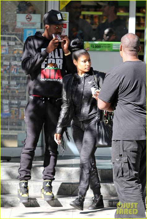 Nicki Minaj Meek Mill Share A Super Passionate Kiss At Her Show Photo Nicki Minaj