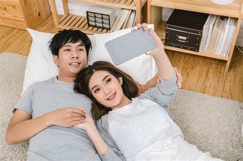 집에서 몇 Selfie 개념 침실에 카펫 바닥에 Selfie에 대 한 기술 스마트 휴대 전화를 사용 하 여 행복 한 아시아 애 인의 상위 뷰 2명에 대한 스톡 사진 및 기타