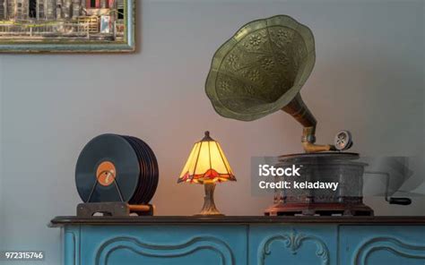 나무 테이블과 베이지색 벽과 교수형된 그림의 배경에서 19 세기 축음기 및 비닐 레코드 전경에 대한 스톡 사진 및 기타 이미지 전경 19세기 스타일 고전 양식