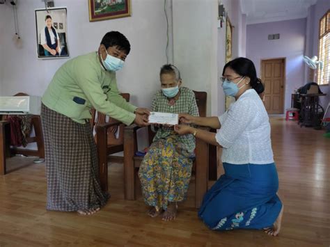 လက်ပံတန်းမြို့နယ်တွင်အသက် ၈၅ နှစ် နှင့်အထက် သက်ကြီးဘိုးဘွားများ ထောက်ပံ့ငွေများကို အဘိုး၊ အဘ