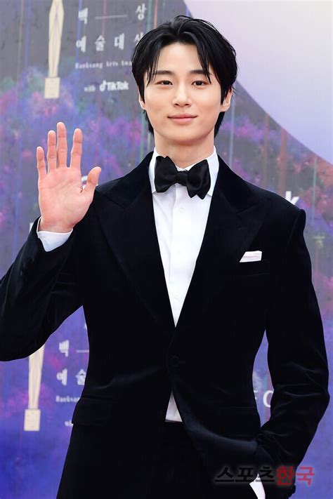 변우석 심쿵 손인사