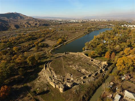 ხელოვნების სასახლის ქართული ხალხური სიმღერის და საკრავების მუზეუმი თარი სიმებიანი საკრავია