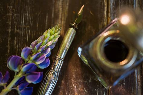 잉크 핸들 향기로운 재 스민 꽃 르 피나 스 고 대 잉크병 왁 스 물개와 함께 낭만적인 연애 편지 0명에 대한 스톡 사진 및 기타 이미지 Istock