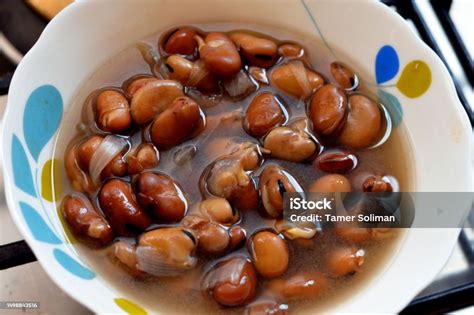 파바 콩 커민 소금 레몬 기름 마늘 양파로 만든 인기 있는 전통 파바 콩나물 수프의 이집트 요리는 콩을 몇 시간 동안 물에 담근 후 요리하고 삶아 준비합니다 씨앗에 대한