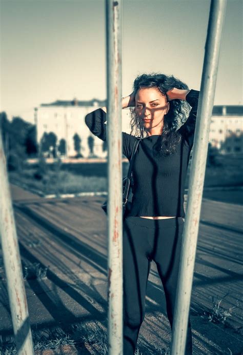 Девушка стоит за оградой Instagram Photo Photo And Video Instagram