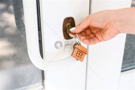 女人用钥匙在户外开门高清图片下载 正版图片506739258 摄图网