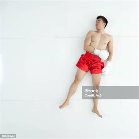 전체 길이 한 사람 한 사람 직접 위의 보기 2029 세 성인 잘 생긴 사람 검은 머리 짧은 머리 중국 민족 동아시아 민족 남성 젊은 남자 선수 앞에서 흰색 배경 복싱