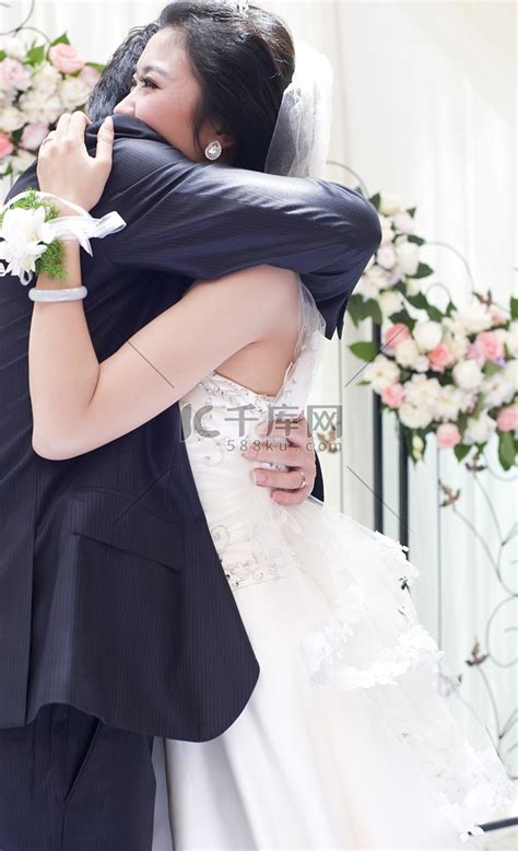 一对年轻夫妇在婚礼当天拥抱高清摄影大图 千库网