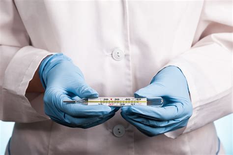 고무 라텍스 블루 장갑에 손을 닫고 약 온도계를 들고 개념 열 통증 코로나바이러스 질병 30 34세에 대한 스톡 사진 및 기타 이미지 Istock