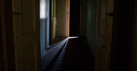 Когато се омъжих свекърва ми не позволяваше да затваряме вратата на спалнята ни с мъжа ми Не