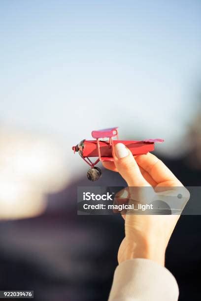 손을 들고 빨간색 장난감 비행기입니다 휴일 개념입니다 빨간색 장난감을 들고 여자의 손에 비행기와 여행 하 고 싶어 꿈을 개념에 대한 스톡 사진 및 기타 이미지 Istock
