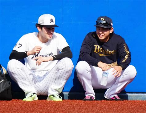 今年5月17日のロッテーオリックス戦の試合前、練習を終えてグラウンドの片隅で話し込むロッテ・佐々木朗とオリックス・宮城 ― スポニチ