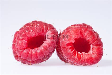 白色背景上孤立的两个红树莓高清摄影大图 千库网