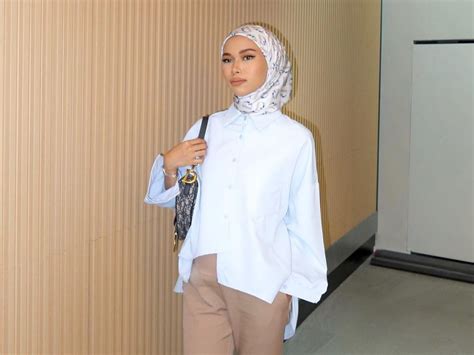 Hijab Motif Cantik Bikin Kemeja Putih Jadi Terlihat Tak Monoton Dream Co Id
