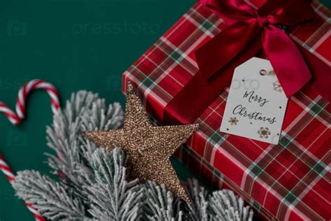 Фотография на тему Красная подарочная коробка в клетке этикетка с надписью «Счастливого