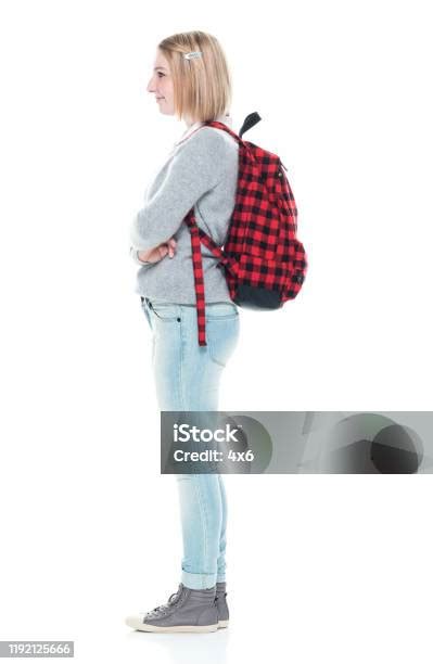 전체 길이 측면 보기 프로필 보기 1617 세 아름 다운 금발 머리 세대 Z 젊은 여자 여자 십 대 여자 학생 고등학생 중학생 서 서 팔을 교차 하 고 가방을 들고 16