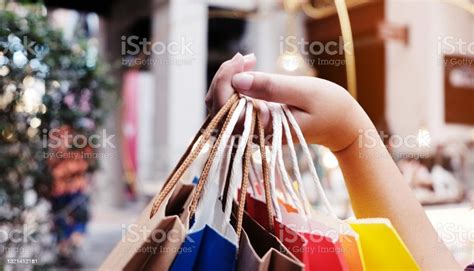 판매 쇼핑 백을 들고 아시아 여자 쇼핑몰의 소비주의 라이프 스타일 컨셉 가방에 대한 스톡 사진 및 기타 이미지 가방 고객 구매 Istock