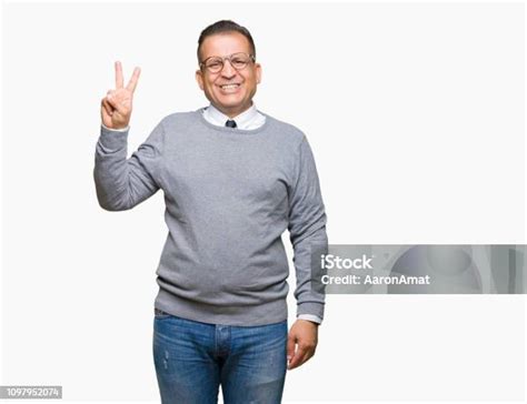 중간 나이 탈취 아랍 남자 이상 안경을 절연 배경 표시 하 고 자신감과 행복 미소 하는 동안 2 번 손가락으로 가리키는 가리키기에 대한 스톡 사진 및 기타 이미지 Istock