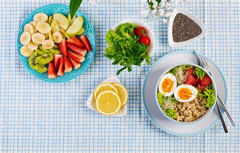 신선한 샐러드 오트밀 토마토 양상추 마이크로 그린 및 삶은 달걀과 함께 아침 식사 그릇 건강 한 음식 채식 부처 그릇 평면도 평 신도 개념에 대한 스톡 사진 및 기타 이미지