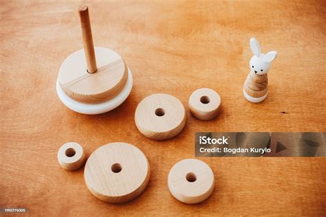 나무 테이블에 어린이를위한 세련된 나무 장난감 분해 반지와 토끼와 현대 간단한 나무 피라미드 유아를위한 환경 친화적 인 플라스틱 무료 교육 용 장난감 0명에 대한 스톡 사진