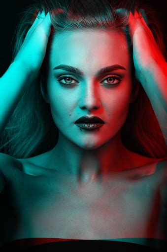 Rgb 컬러 분할 효과로 긴 머리 클로즈업 스튜디오 초상화를 가진 아름다운 여성 3차원 형태에 대한 스톡 사진 및 기타 이미지 3차원 형태 고풍스런 관능 Istock