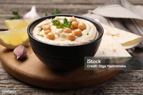 병아리콩과 피타를 곁들인 맛있는 후무스가 나무 테이블에 제공됩니다 0명에 대한 스톡 사진 및 기타 이미지 0명 개체 그룹 건강한 식생활 Istock