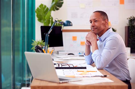 새로운 건물을위한 계획을 세우는 책상에서 사무실에서 일하는 성숙한 남성 건축가 30 34세에 대한 스톡 사진 및 기타 이미지 30 34세 55 59세 건축 Istock