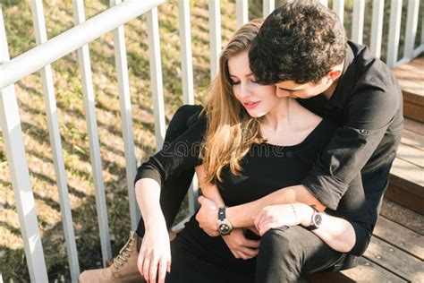 Los Pares Multirraciales Jovenes Hermosos Pares Del Estudiante En Amor Sientan La Escalera De