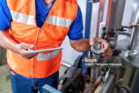 전기 엔지니어 검사 열전대 및 압력 증기 드럼 셧다운 중 시운전 50 54세에 대한 스톡 사진 및 기타 이미지 50 54세 Performing Arts Event