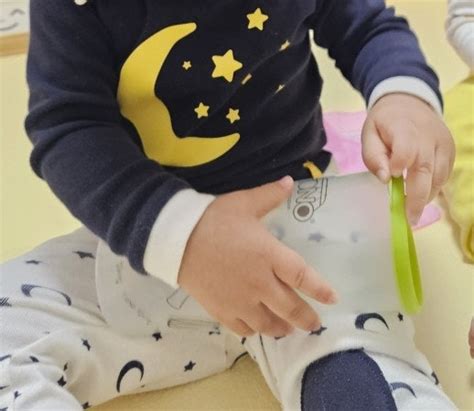 호반아이사랑♡ 만0세발달과정발달특성발달수준 2세아기놀이 2세아기발달 소근육뚜껑을열고닫아요 컵놀이 기본생활습관음식을 골고루먹어요 안전교육횡단보도건너기 아기심폐소생술 자조능력