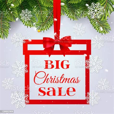 큰 크리스마스 세일 금색 리본과 활이있는 배너 선물 모양 흰색 배경과 눈과 눈송이가있는 크리스마스 트리 브로셔 인사말 카드 또는 배너 템플릿 벡터 일러스트레이션 가격에 대한