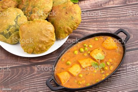 맛있는 인도 팔라크 푸리 또는 팔락 푸르리 로 만든 밀가루 게훈 카 아타 혼합 블레치 시금치 잎 알루 마타르 사브지 또는 채식 카레 사브지와 함께 제공 복사 공간이 있는