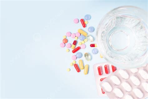맑은 물 한 잔을 가진 Coloful 알약은 복사 공간 의료 약국 개념 알약 더미와 일반 파란색 배경 위에 닫습니다 사진 및 무료 다운로드를위한 그림 Pngtree