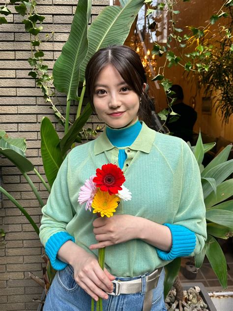 安達祐実の私服 ドラマ「一番好きな花」の番組宣伝で「お宝映像アワード」に出演した際に着用された白シャツです。 芸能人の私服 衣装まとめ Woomy