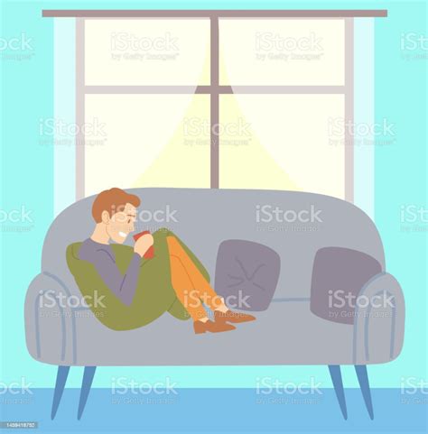 아파트에서 커피나 차를 마시고 소파에 앉아 있는 남자 집에서 혼자 시간을 보내는 사람 가구에 대한 스톡 벡터 아트 및 기타 이미지 가구 가정 생활 가정의 방 Istock