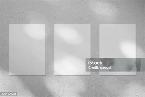 벽에 대각선 창 그림자와 세 개의 빈 흰색 수직 직사각형 포스터 모형 포스터에 대한 스톡 사진 및 기타 이미지 포스터 3가지 개체 형판 Istock