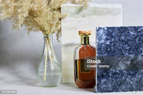 대리석 연단 또는 호박색 Oud와 돌 아름다움 갈대 식물 꽃병 근처 아랍어 동양 향수 제품 프로모션 뷰티 화장품 쇼케이스 향수 미용 위생 제품에 대한 스톡 사진 및 기타