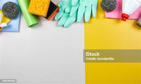 복사 공간이있는 컬러 테이블에 다양한 집 청소 제품의 플랫 레이 0명에 대한 스톡 사진 및 기타 이미지 0명 가사 집안일 가정 생활 Istock