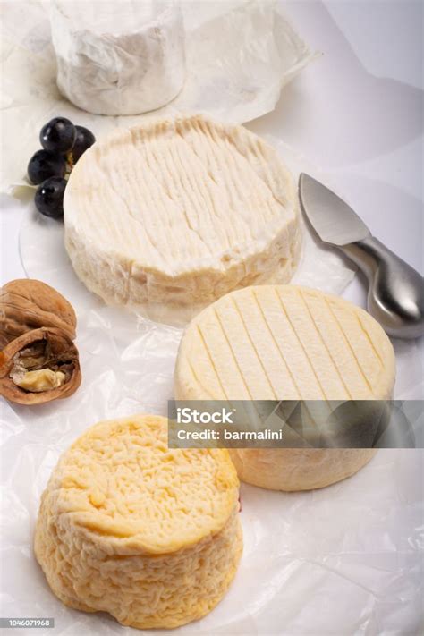 프랑스 Aoc 부드러운 암소 치즈 씻어 껍질 구조 부서 지기 쉬운 랑 그 날카로운 파이 Angloys 강한 맛을 가진 카망베르와