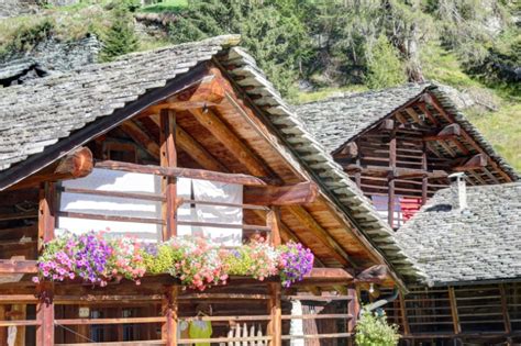 17 Gorgeously Rustic Log Planters And How To Make Them Diy Guides Guides