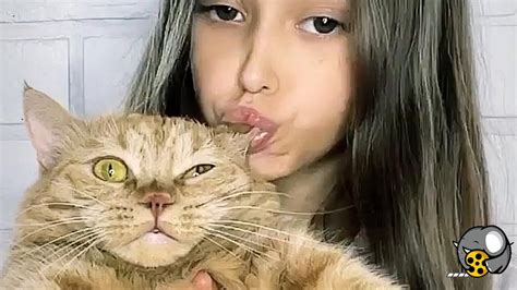 گربه بامزه دختره گوش گربه می خوره بامزه و باحال فیلو