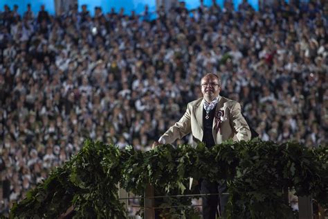 Dziesma Leģenda Manai Dzimtenei — Santa