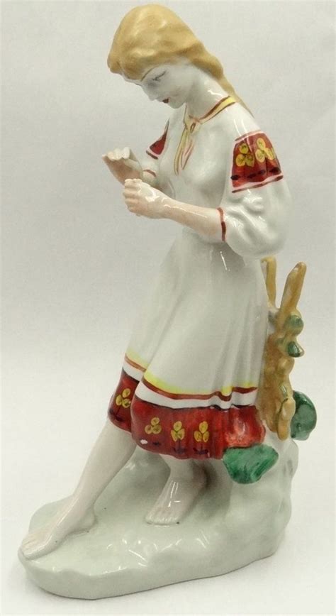 Статуэтка Гадание на ромашке Фарфор роспись Полонский ЗКХ СССР вторая половина ХХ века