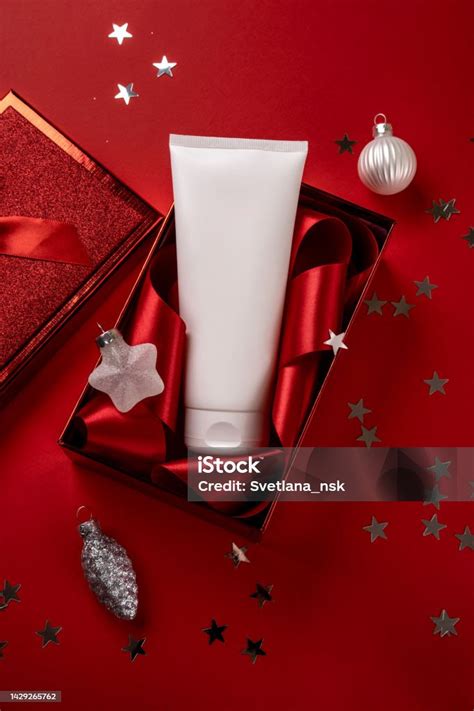 흰색 병 화장품 은 빨간 선물 상자와 빨간색 배경에 뷰티 상품 컨셉의 크리스마스 세일 텍스트가 있는 상단 보기입니다 개체 그룹에 대한 스톡 사진 및 기타 이미지 Istock