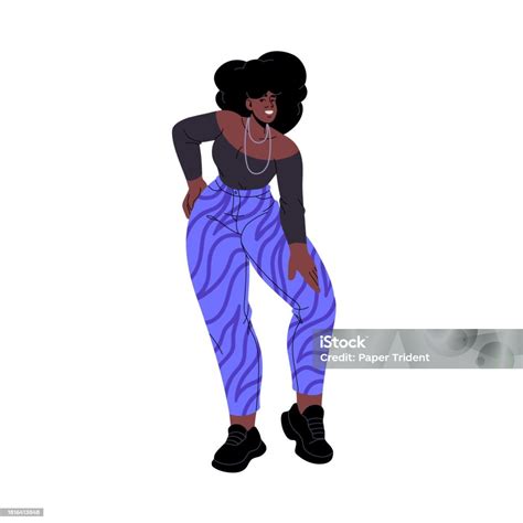 디스코 의상을 입고 서 있는 스포티한 몸매를 가진 사람들 포즈를 취하는 아프리카 계 미국인 소녀 엉덩이에 손을 얹습니다 행복하고 날씬한 여자가 미소를 짓고 있습니다 활동적인