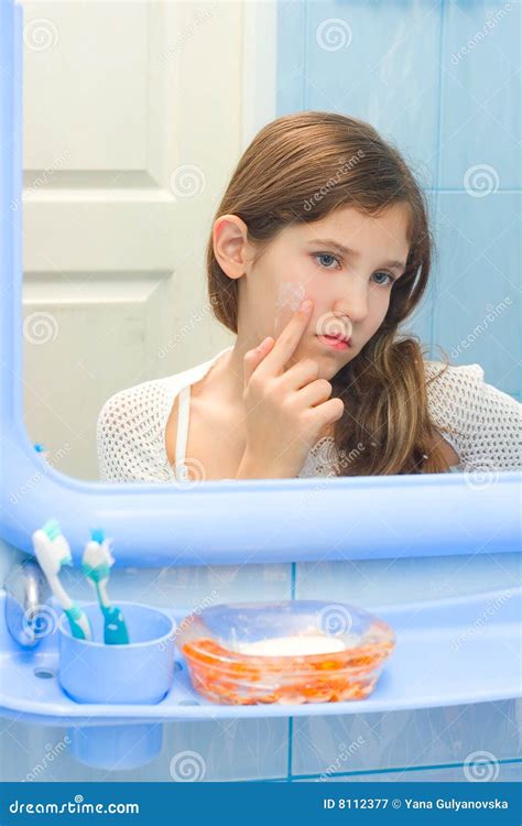 Jugendlich Mädchen Im Badezimmer Stockbild Bild Von Sturz Erbe 8112377