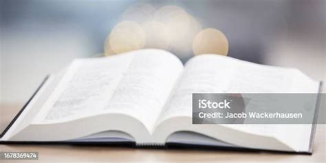 기도 영적 신앙 또는 하나님께 대한 거룩한 예배를 위해 탁자 위에 있는 종교 기독교 및 성경 책 공부 기도 읽기 그리스도 희망 또는 복음 이야기를 읽기 위해 열린 성경예수